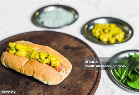 흰색 배경에 작은 오이 겨자 소스와 함께 전통적인 핫도그 0명에 대한 스톡 사진 및 기타 이미지 0명 가공육 건강에 좋지 않은 음식 Istock