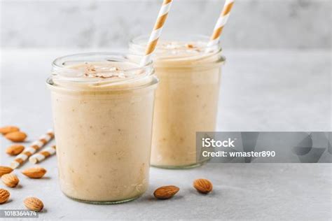 계 피와 귀리 플레이크와 유리 항아리에 코코넛 밀크 아몬드 바나나 스무디 바나나에 대한 스톡 사진 및 기타 이미지 바나나