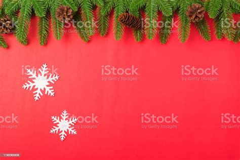 새해 복 리 또는 크리스마스 날 최고 보기 평면 누워 전나무 나무 가지와 빨간 배경에 장식 0명에 대한 스톡 사진 및 기타 이미지 0명 겨울 계절 Istock