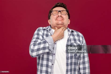 감기에 목 통증 캐주얼 체크 무늬 셔츠와 안경에 중 년 남자의 초상화 서 서 자신의 아픈 목을 들고 갈색 머리에 대한 스톡 사진 및 기타 이미지 Istock