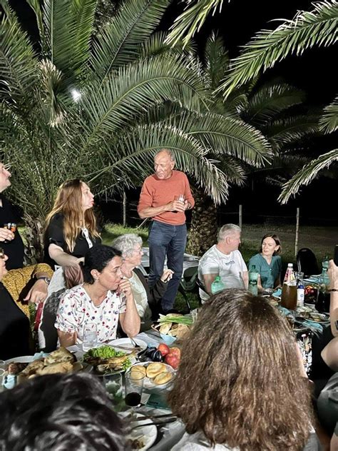 ჩვენი გერმანელი დამსვენებლები რომლებიც სკამზე დამდგარი ადღეგრძელებენ და უმღერიან მშვიდობას და