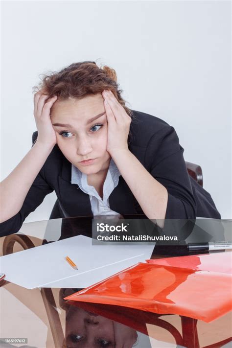 불편한 자세 나 사무실 의자에서 앉아있는 컴퓨터 작업 후 고통을 느끼는 피곤한 여성 지친 여학생 또는 직원이 직장에 앉아 테이블에 기대어 감독에 대한 스톡 사진 및 기타