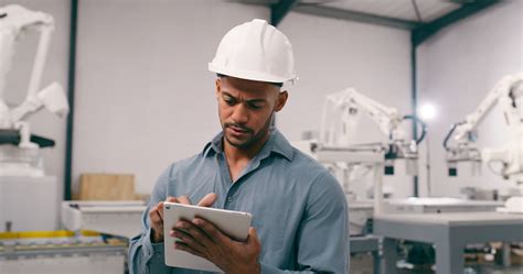 엔지니어 인간 및 로봇 공학 기계 학습 및 첨단 기술을 갖춘 로봇의 태블릿 및 검사 혁신 미래 기술 및 엔지니어링 품질 보증 산업 작업장 및 자동화 머신 러닝에 대한 스톡