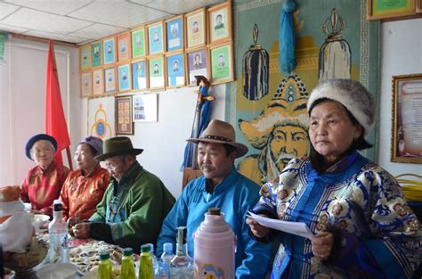 ӨМ НОМГОН СУМ ИТХ ын Тэргүүлэг Ахмалын хорооны дарга А Гантөмөр ахмадууддаа хүндэтгэл үзүүллээ