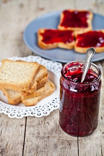 홈메이드 체리 잼 및 신선한 구운 시리얼 빵 슬라이스 플레이트 소박한 나무 테이블 배경에 근접 촬영 0명에 대한 스톡 사진 및 기타 이미지 Istock
