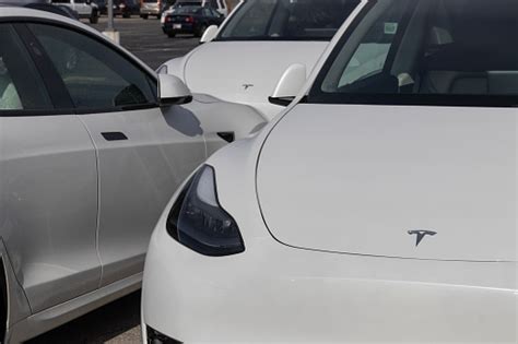 테슬라 Ev 전기 자동차가 전시되어 있습니다 Tesla 제품에는 전기 자동차 배터리 에너지 저장 장치 태양 전지판 및 Ev 충전 네트워크가 포함됩니다 0에 대한 스톡 사진