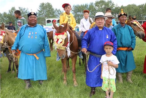 Аймгийн баяр наадмын Азарганы уралдаанд Зэрэг сумын уяач Д Зулбадрахын “Бадамлах хонгор халзан
