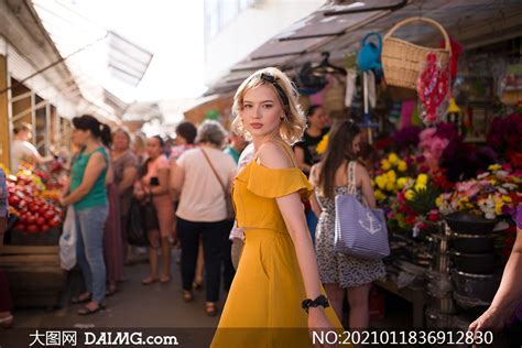 走在集市上的美女人物摄影原片素材大图网图片素材
