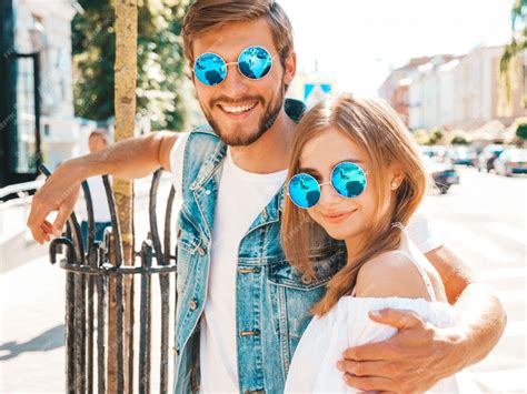 아름다운 소녀와 그녀의 잘 생긴 남자 친구 웃고 무료 사진