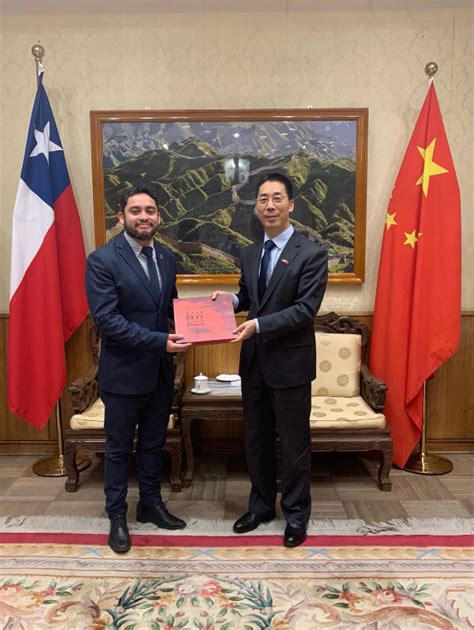 牛清报大使会见智利塔拉帕卡大区主席