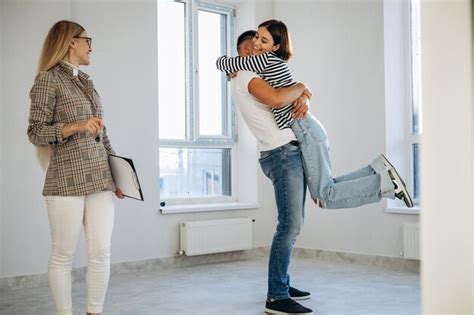 Familia Joven Con Agente Inmobiliario Comprando Una Casa Nueva Foto