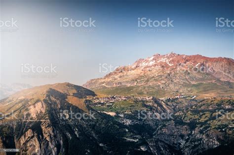 여름에 프랑스 알프스의 유명한 스키 리조트 인 Alpe D Huez의 아름다운 오렌지색 일몰 0명에 대한 스톡 사진 및 기타 이미지 Istock
