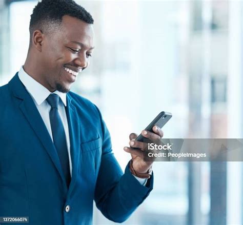 현대 사무실에서 스마트 폰을 사용하여 젊은 사업가의 샷 남자 사업가에 대한 스톡 사진 및 기타 이미지 남자 사업가 보기 정적 활동 사무실 Istock