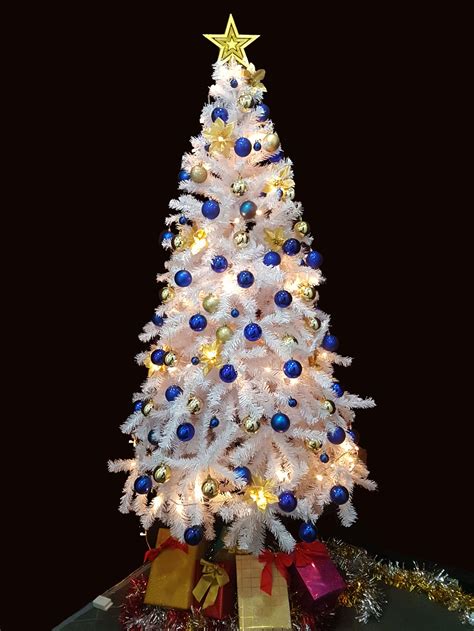 ☃ ต้นคริสต์มาสสีขาวแบบขาเหล็ก ขนาด 2 1 เมตร มาพร้อมเซ็ตของตกแต่ง ธีมลูบอลล้วน และธีมน้ำเงิน ทอง