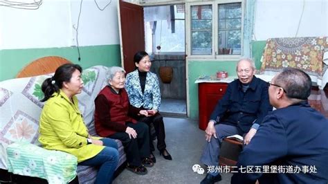 五里堡街道党工委书记重阳节前夕走访慰问辖区高龄老人社区