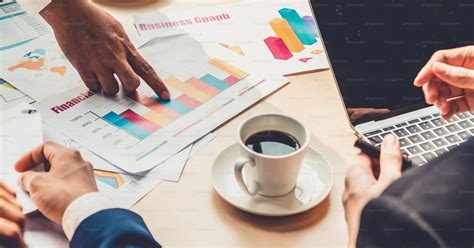 똑똑한 사업가와 사업가는 현대적인 사무실 인테리어의 사무실 테이블에서 그룹 회의에서 토론을 하고 있다 비즈니스 협업 전략 계획 및 동료의 브레인 스토밍 사진