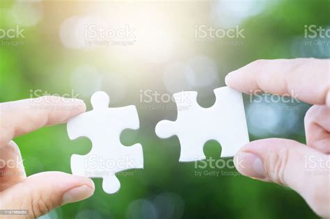 나무 신선한 배경과 커플 직소 나무 퍼즐 조각을 연결하려고 두 손 사람 전체의 한 부분 연결 및 연결의 상징 성공과 비즈니스