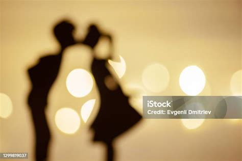 남자와 여자 키스 실루엣을 흐리게 발렌타인 데이 인사말 카드 공간을 복사합니다 2명에 대한 스톡 사진 및 기타 이미지 2명