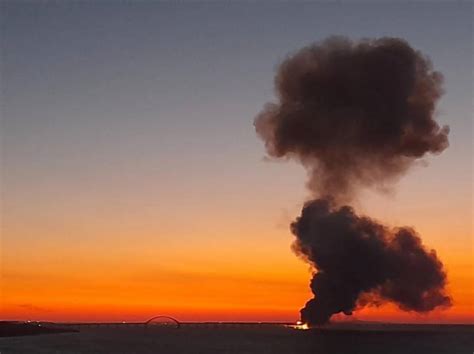 У Керчі горить Кримський міст рух зупинено фото відео Київ Vgorode Ua