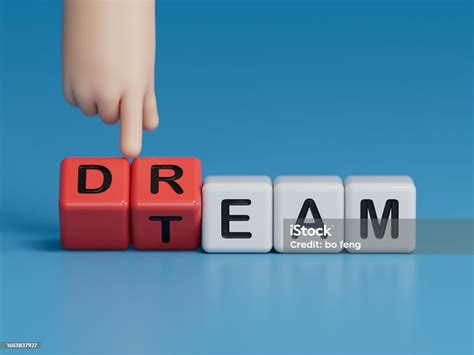 손이 주사위를 돌리고 꿈이라는 단어를 팀으로 바꾸3d 파란색 배경에 렌더링합니다 Junts Pel Sí에 대한 스톡 사진 및 기타 이미지 Junts Pel Sí