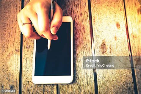 아시아판 여자아이 사용하여 스마트폰 야외 2015년에 대한 스톡 사진 및 기타 이미지 2015년 글로벌 커뮤니케이션 남자