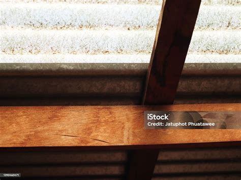 나무 빔 구조와 투명 골판지 철 유리 섬유 시트의 지붕 아래 자연 채광 N태국 전통 가옥의 인테리어 디자인의 좋은 예 0명에 대한 스톡 사진 및 기타 이미지 Istock