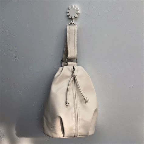 데일리365 심플 지퍼 슬링 백팩