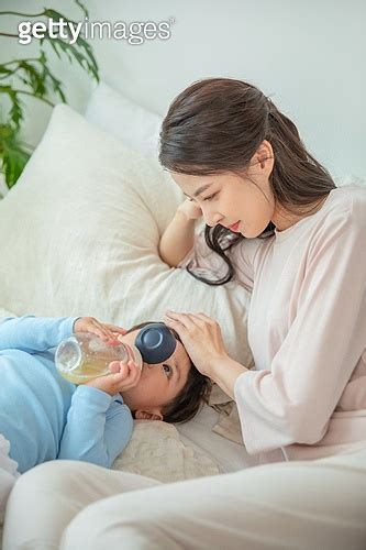 아기 나이 남자아기 남성 어린이 나이 장난치기 감정 플레이 움직이는활동 즐거움 컨셉 귀여움 물체묘사 성장 컨셉 육아맘 엄마