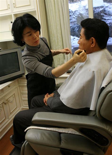 노무현사료관 [화장하는 노무현 대통령]