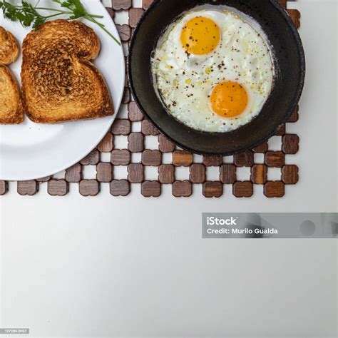 소박한 철판에 달걀 튀김 아침 식사 요리에 토스트 복사 공간을 복사합니다 맨 위 보기입니다 건강한 생활방식에 대한 스톡 사진 및