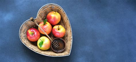 짚 바구니에 빨간 사과와 꿀은 진한 파란색 배경에 심장 모양으로 만들어졌습니다 종교 휴일 개념 꿀에 대한 스톡 사진 및 기타 이미지 Istock