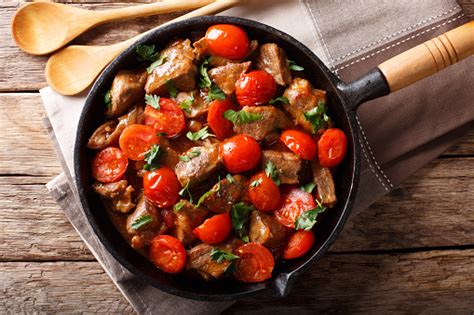 체리 토마토와 냄비에 채소 클로즈업 소스에의 수 제 로스트 쇠고기 최고 수평 뷰 꼭대기에 대한 스톡 사진 및 기타 이미지 꼭대기 송아지 소고기 위에 Istock