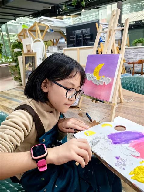 A Drawing Girl Amina Wang