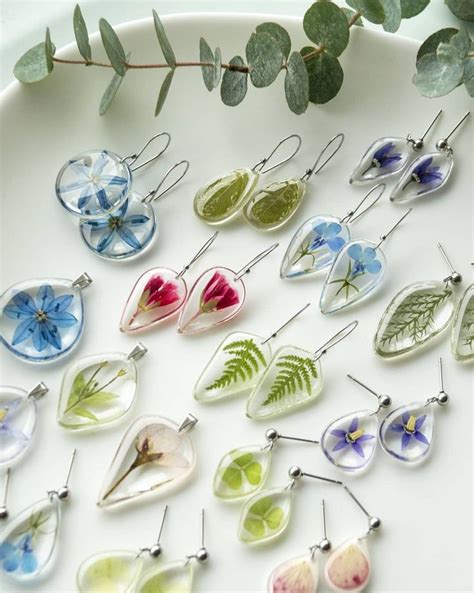 Нет описания фото. | Resin jewelry making, Flower resin jewelry, Epoxy ...