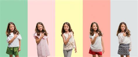 손과 카메라 보고 얼굴에 행복 하 고 자연 식 가진 측까지 손가락으로 가리키는 얼굴의 미소와 밝은 다른 의상을 입고 갈색 히스패닉계 여자 콜라주 가리키기에 대한 스톡 사진