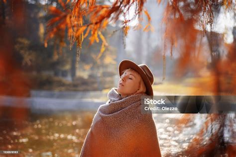 눈을 감고 가을 공원에서 신선한 공기를 마시는 스카프와 모자를 쓴 귀여운 젊은 여성 가을에 대한 스톡 사진 및 기타 이미지 가을 들이마심 야외 Istock