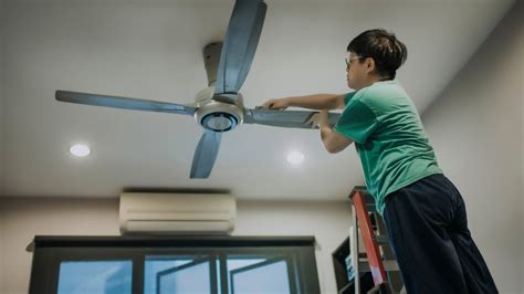 How To Clean A Ceiling Fan Without Getting Dust Everywhere Dust Free Ceiling Fan Cleaning