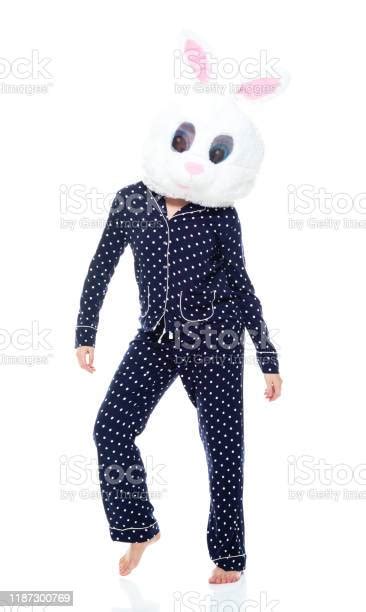 전체 길이정면2029세 성인 아름다운 금발 머리긴 머리 코카서스 여성젊은 여성 서춤운동 복 마스크위장의상잠옷잠옷시원한 태도 20