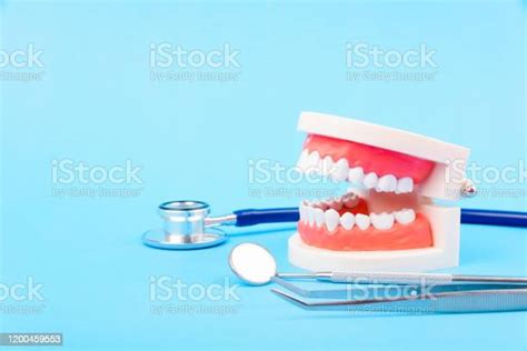 치과 위생 건강 개념 치과 치료를위한 흰색 치아 및 치과 의사 도구 3차원 형태에 대한 스톡 사진 및 기타 이미지 3차원