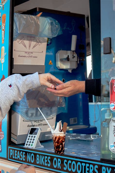 회색 긴팔 셔츠를 입은 사람이 흰색 플라스틱 팩을 들고 있다 사진 Unsplash의 무료 카디프 이미지