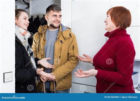 Un Hombre Sonriente Con Su Esposa Visitando A Su Madre Foto De Archivo Imagen De Hombre