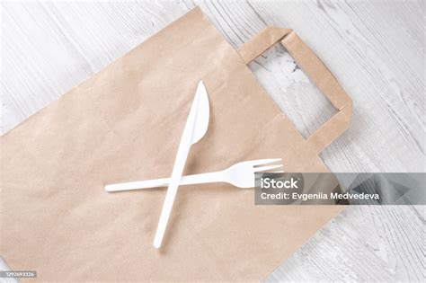 플라스틱 포크 종이 봉투에 칼 복사 공간이 있는 회색 배경에 친환경 식품 포장 및 면 에코 백 자연과 재활용 개념의 보살핌 케이터링 및 길거리 패스트푸드용 용기 가방에 대한