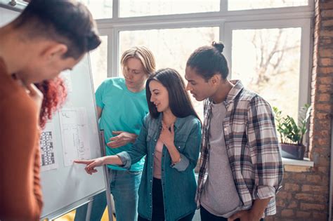 프로젝트를 발표하기 전에 브레인스토밍에 관여하고 있다고 느끼는 학생들 계획에 대한 스톡 사진 및 기타 이미지 계획 기원