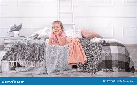 Linda Ni A Jugando En La Cama Imagen De Archivo Imagen De Manta Sitio