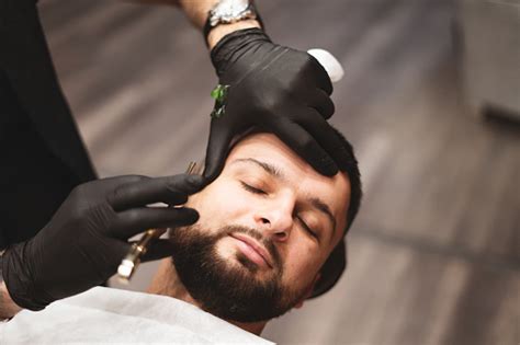 위험한 면도기로 이발소에서 수염을 면도합니다 이발소 수염 관리 건조 절단 수염 절단 선택적 초점 개인 장식품에 대한 스톡 사진 및 기타 이미지 Istock