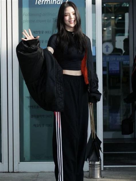 Potret Han So Hee Saat Menghadiri Balenciaga Show Di Paris Fashion Week Sempat Berpose Dengan