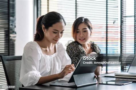 두 명의 젊은 아시아 사업가가 함께 일하면서 사무실에서 팀워크 프로젝트에 협력합니다 동료에 대한 스톡 사진 및 기타 이미지 동료 노트북 계획 Istock