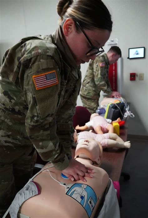 Soldiers Learn Nuances Of Basic Life Support Us Army Reserve News