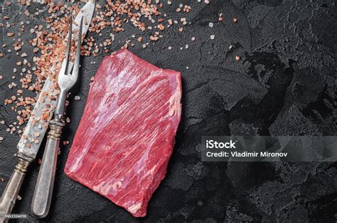 조리되지 않은 생 플랩 측면 쇠고기 고기 스테이크를 식탁에 올려놓고 있습니다 검은 색 배경 맨 위 보기입니다 복사 공간 날것에 대한 스톡 사진 및 기타 이미지 Istock