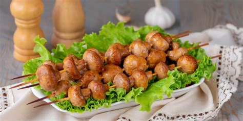 Жареные шампиньоны с луком на сковороде — Лайфхакер